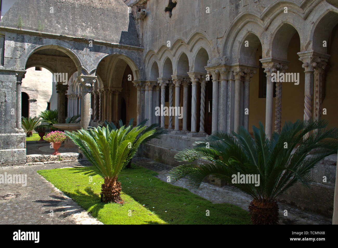 Innenhof der Abtei, in Priverno Fossanova, Italien. Es ist eines der ...
