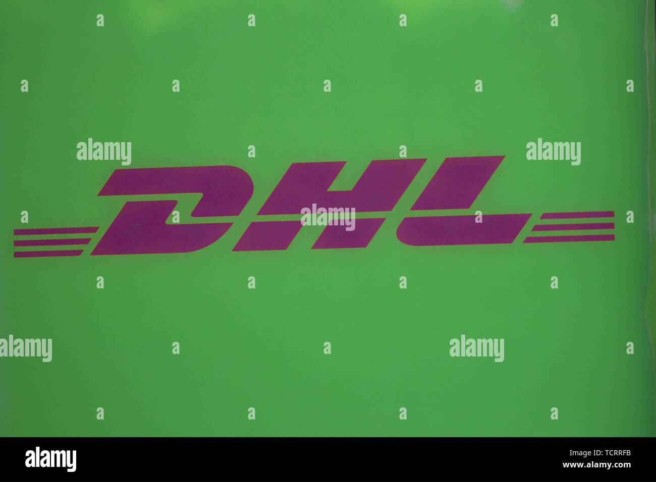 Dhl paket liefermann -Fotos und -Bildmaterial in hoher Auflösung – Alamy