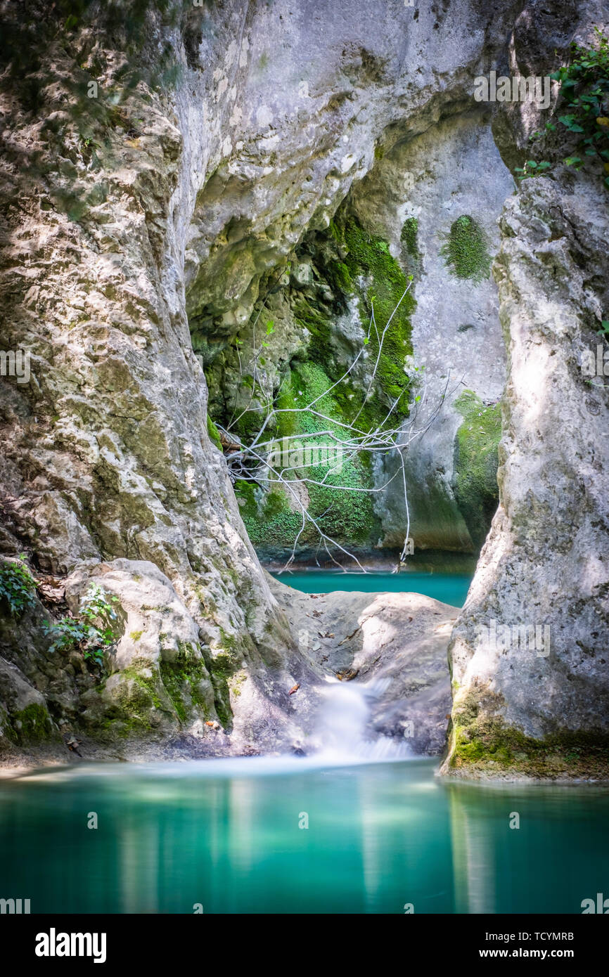 Schöne kleine Wasserfall Sentonina Staza auf Sentonas Trail im Wald ...