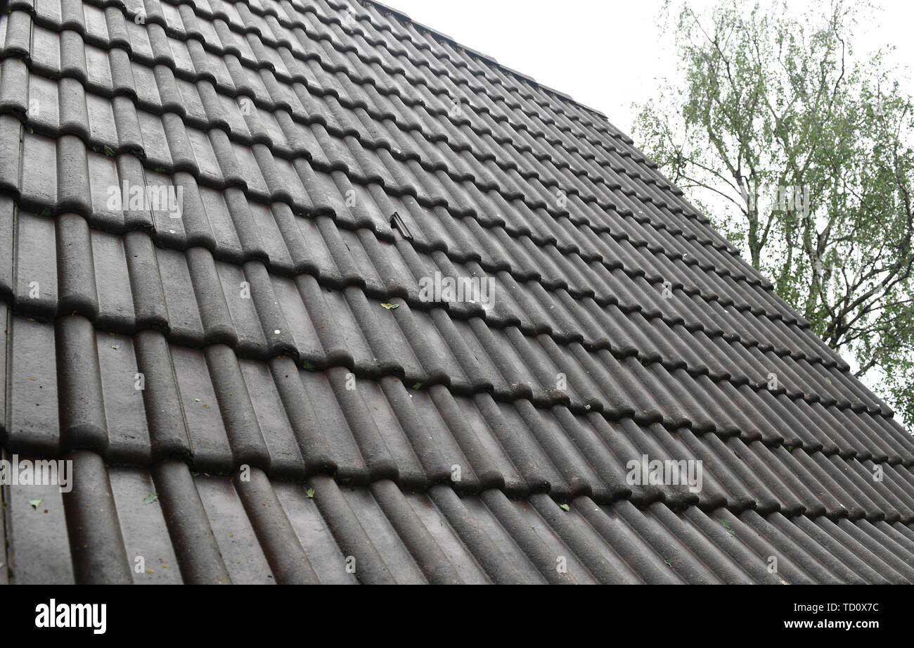 Hagelschaden haus -Fotos und -Bildmaterial in hoher Auflösung – Alamy
