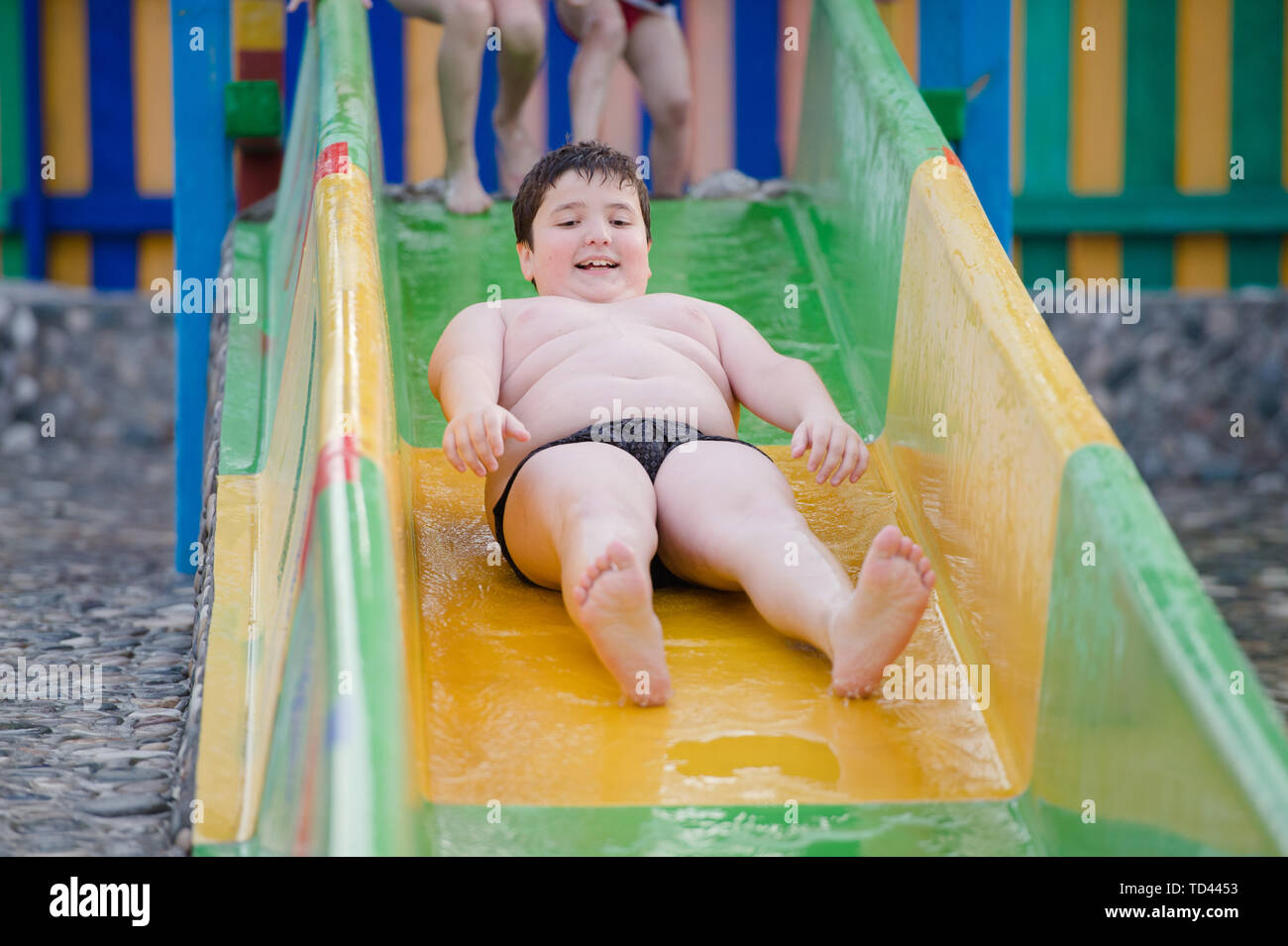 Dickes kind schwimmen -Fotos und -Bildmaterial in hoher Auflösung – Alamy