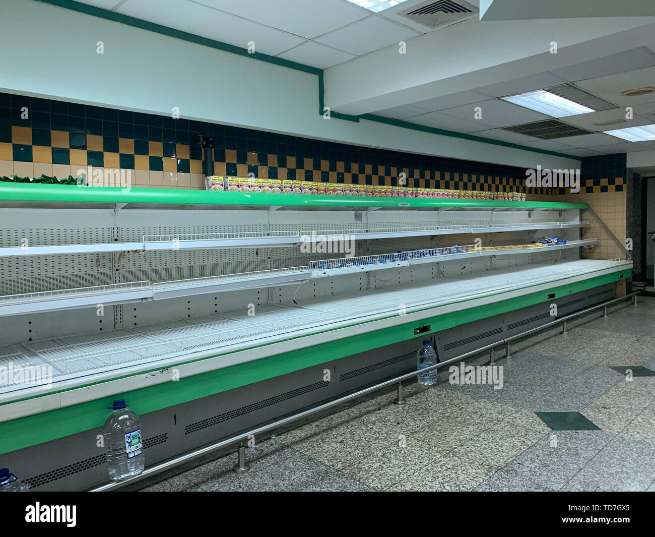 Super market empty shelves -Fotos und -Bildmaterial in hoher Auflösung ...