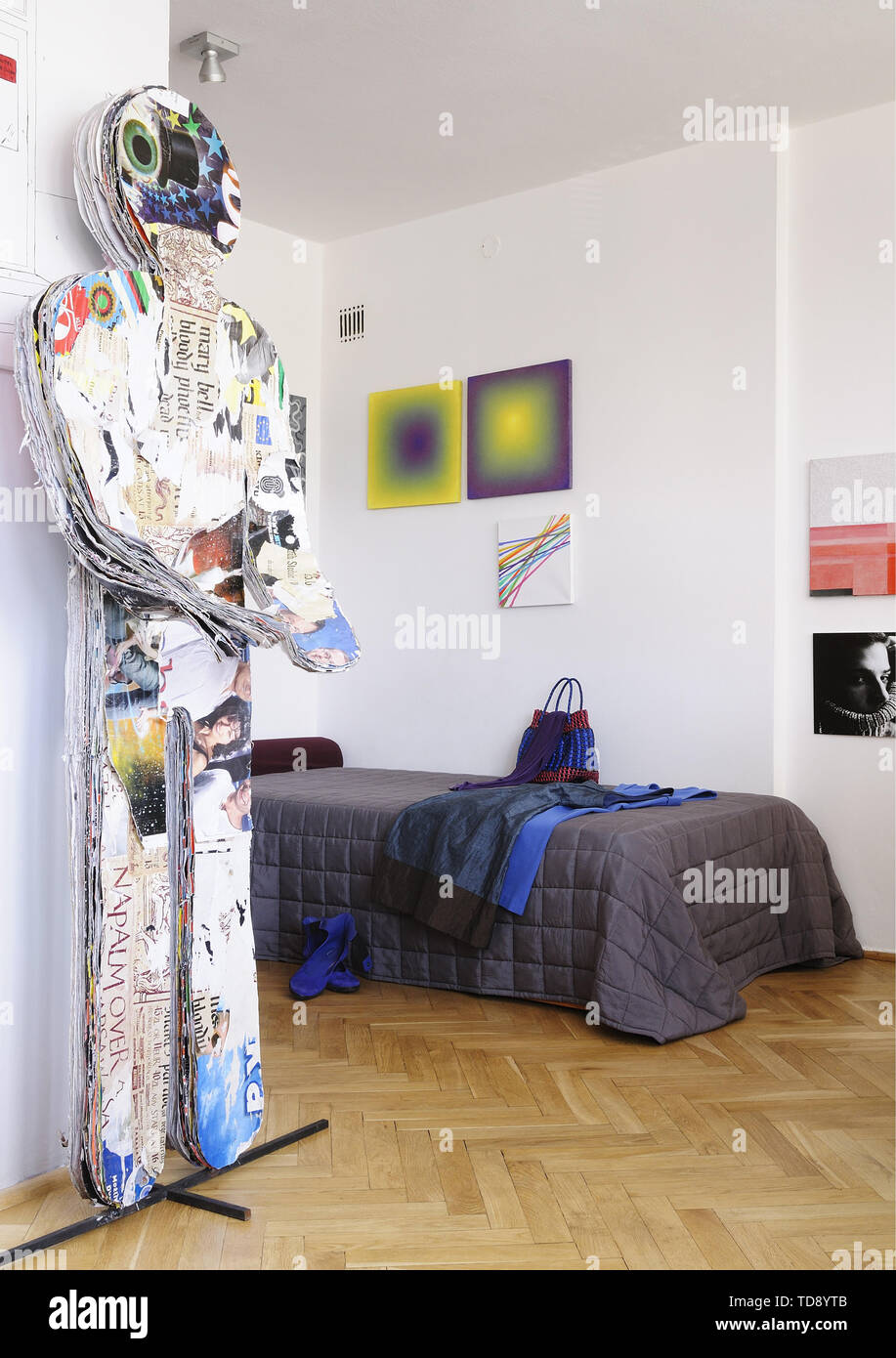 Abbildung von Papier Mann neben Bett mit Handtasche und blauen Kleid ...