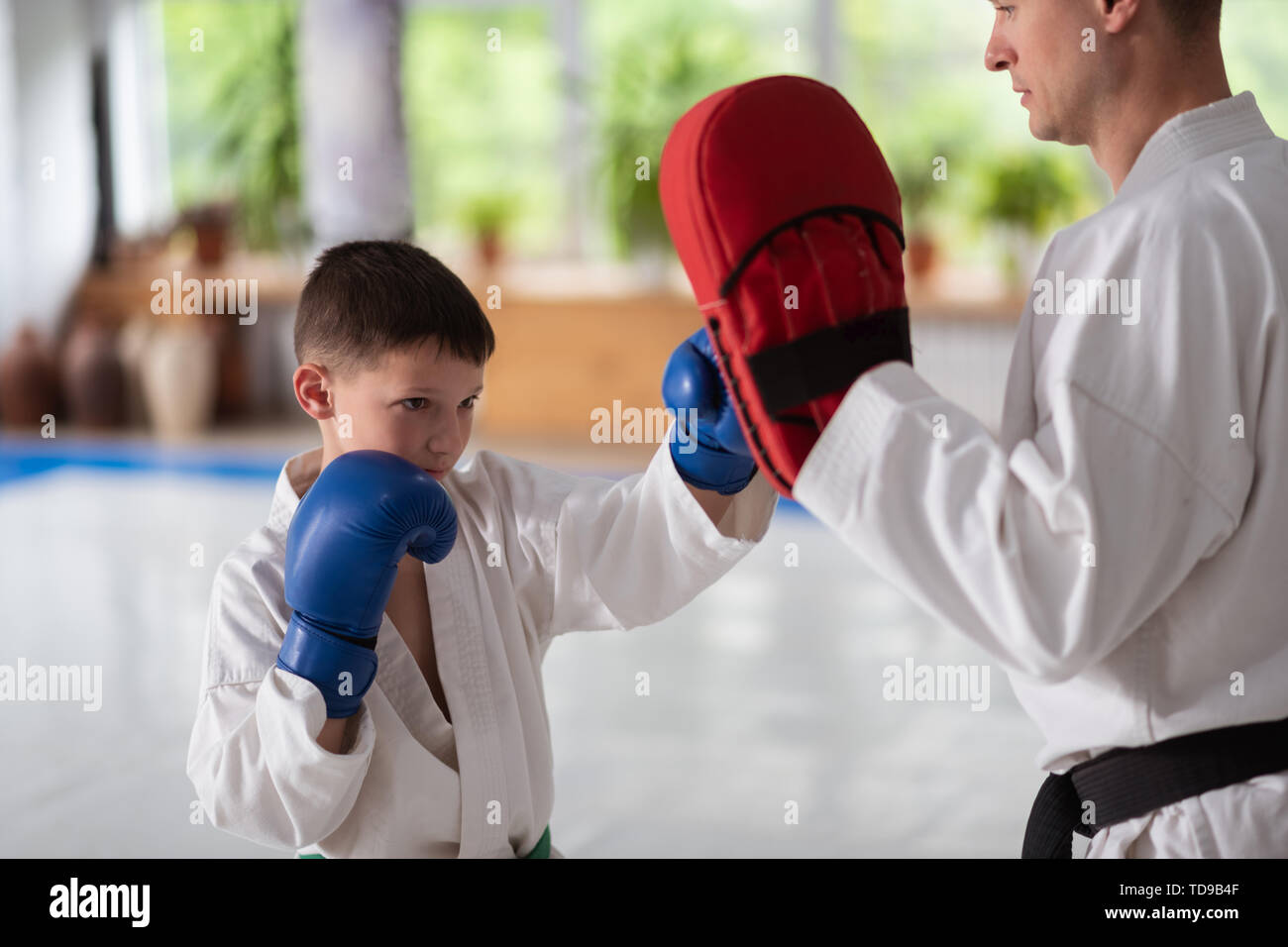 Mit begabten Schüler. Trainer arbeiten mit seinem talentierten Schüler ...