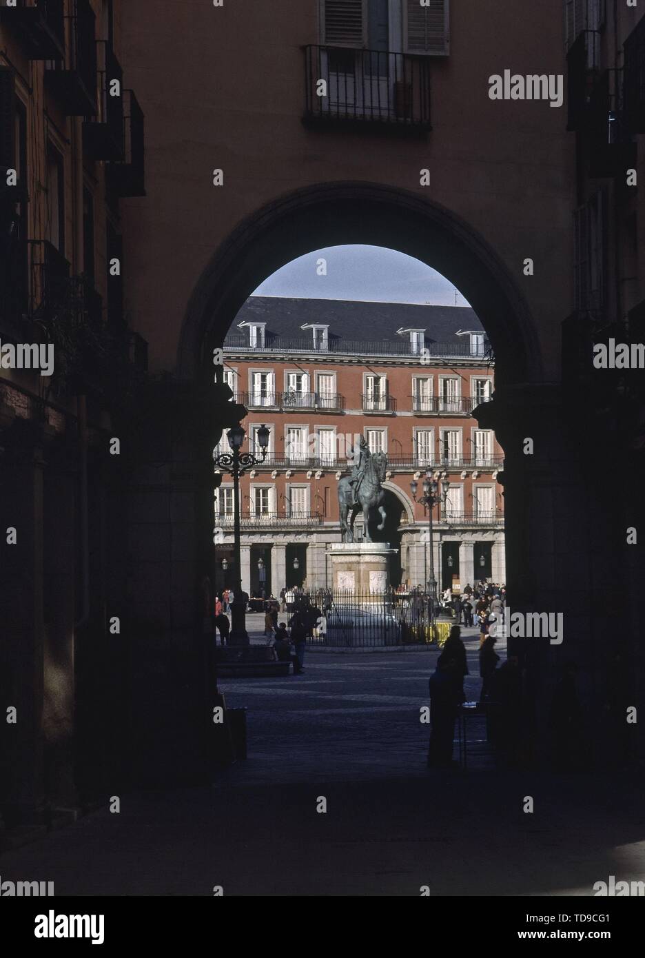 ARCO DE ENTRADA AL Plaza Mayor - ESTATUA ECUESTRE DE FELIPE III. Autor ...