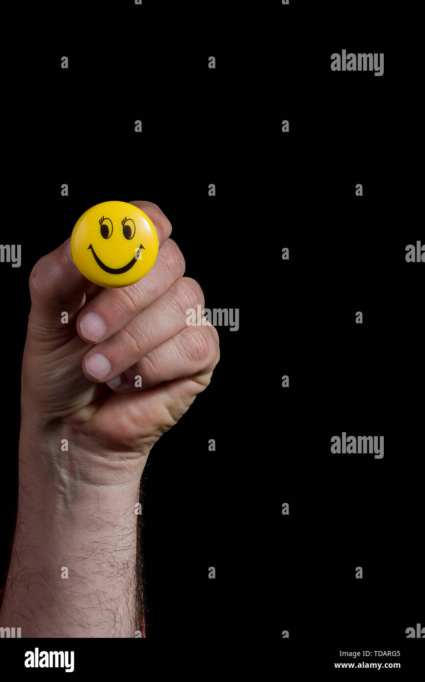 Hand holding smiley face emoticon -Fotos und -Bildmaterial in hoher ...
