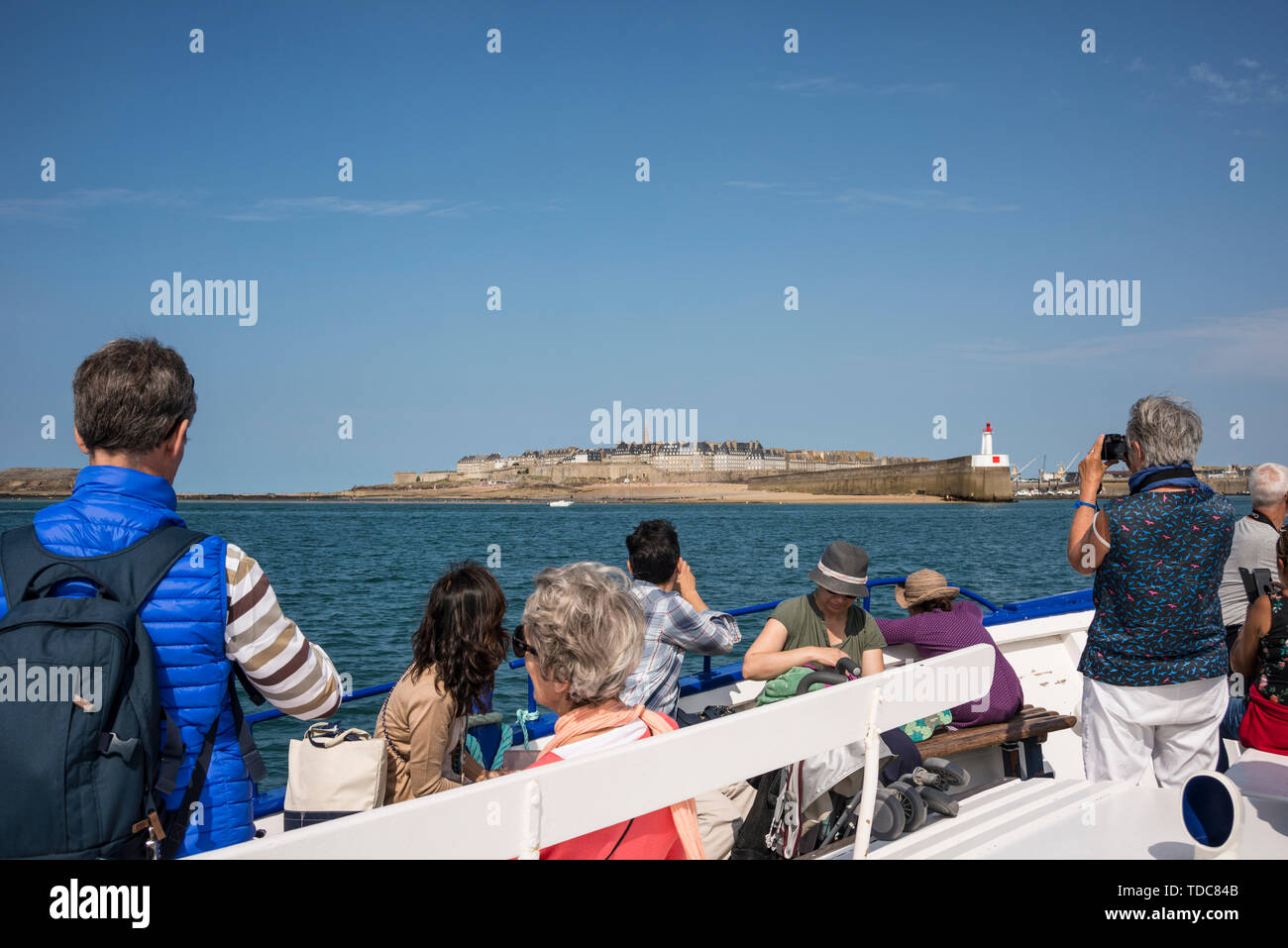 Passagiere auf dem Fluss mit der Fähre von Dinard nähert sich Saint ... Passagiere auf dem Fluss mit der Fähre von Dinard nähert sich Saint ...