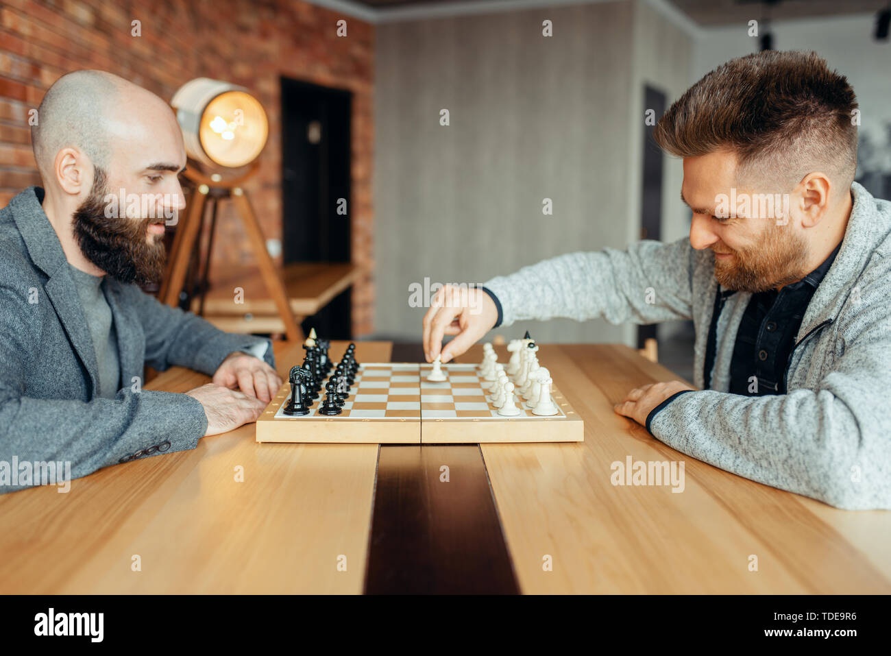 Schachspiel erster zug Stockfotos und -bilder Kaufen - Alamy