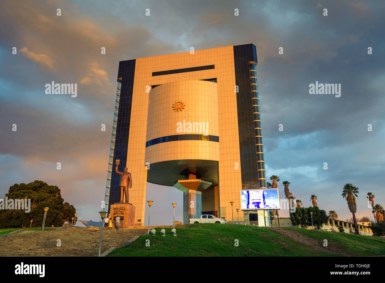 Monument namibia statue windhoek -Fotos und -Bildmaterial in hoher ...