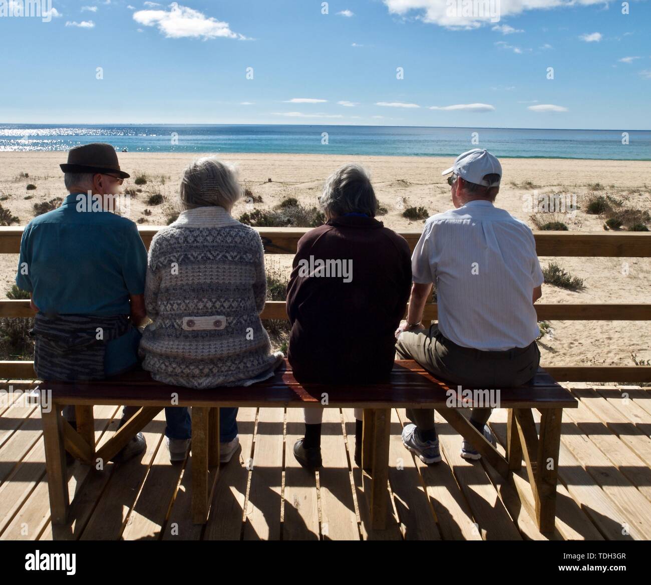 ältere frauen am strand -Fotos und -Bildmaterial in hoher Auflösung – Alamy