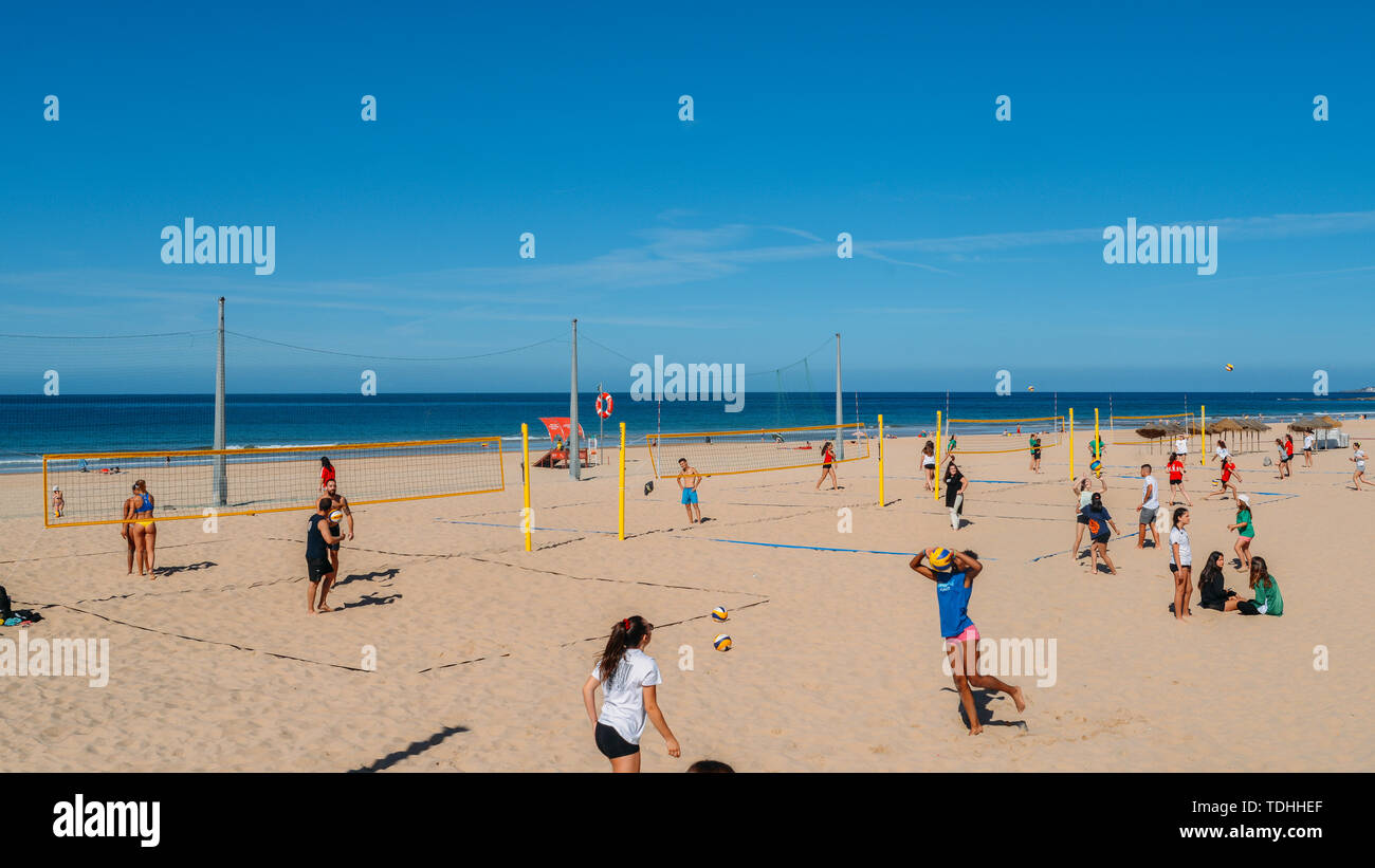 Volleyball spielen am strand -Fotos und -Bildmaterial in hoher ...