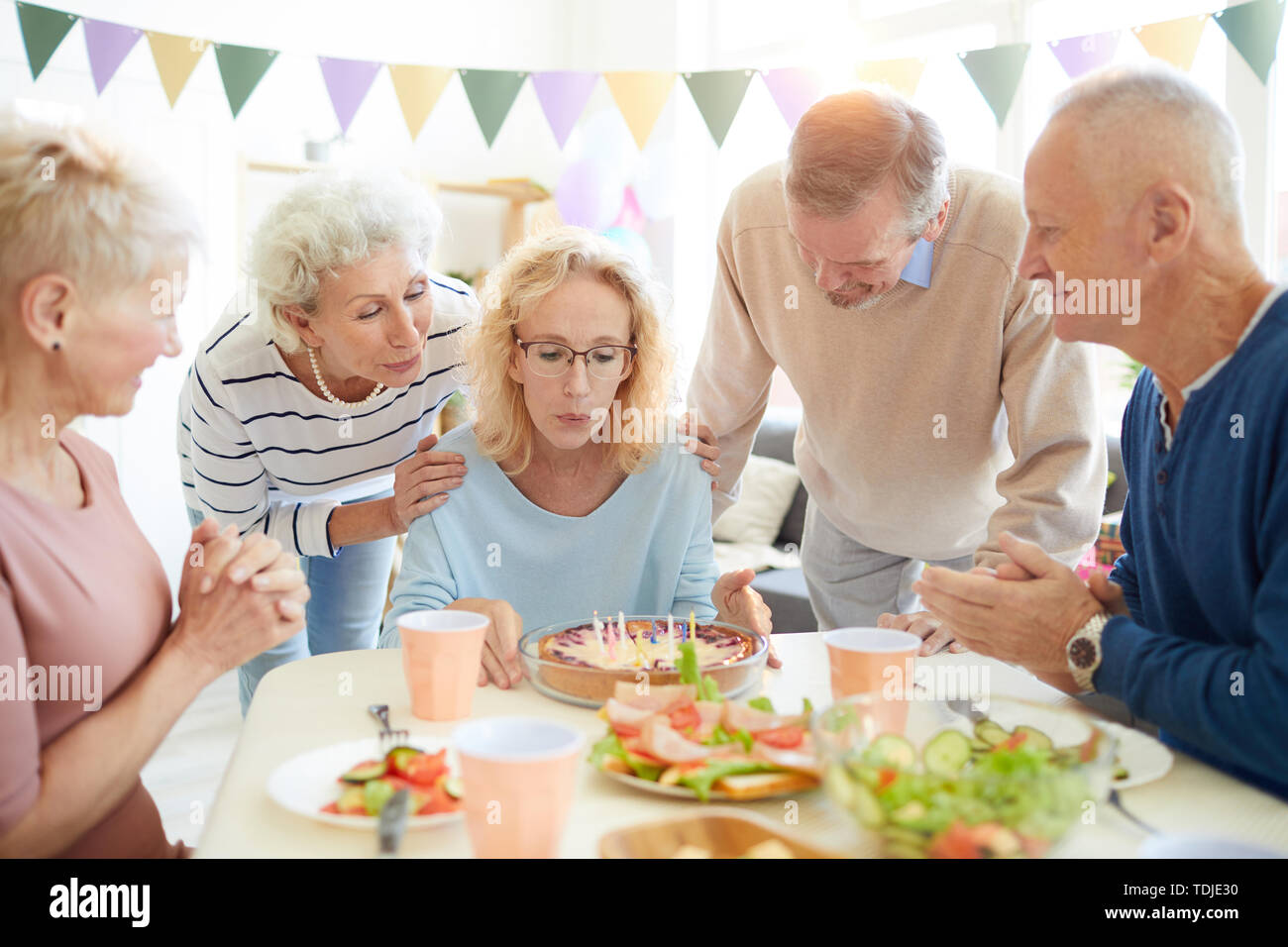 Schöne reife dame -Fotos und -Bildmaterial in hoher Auflösung – Alamy