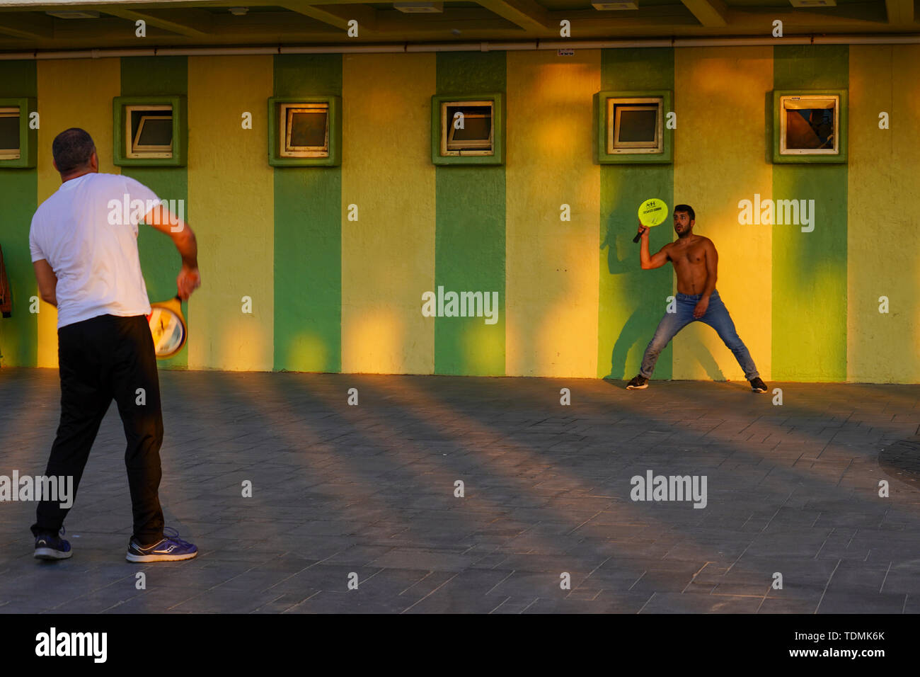 Zwei junge Männer spielen mit einem Paddel und gummi ball AKA Matkot am ...