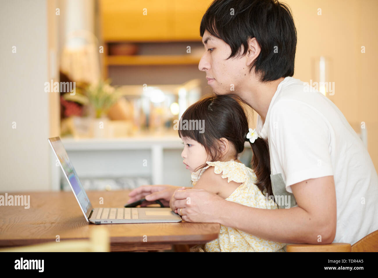 Kinderbetreuung zu hause -Fotos und -Bildmaterial in hoher Auflösung ...