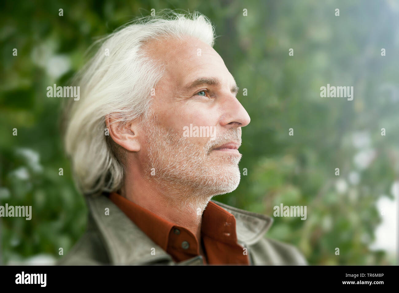Älterer Mann mit grauem Haar lang und Lederjacke, Deutschland Stockfotografie - Alamy