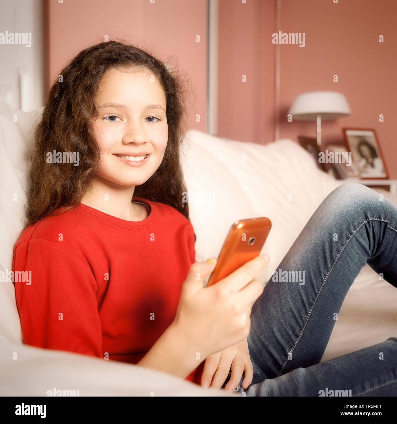 Teenage girls calling on mobile -Fotos und -Bildmaterial in hoher ...