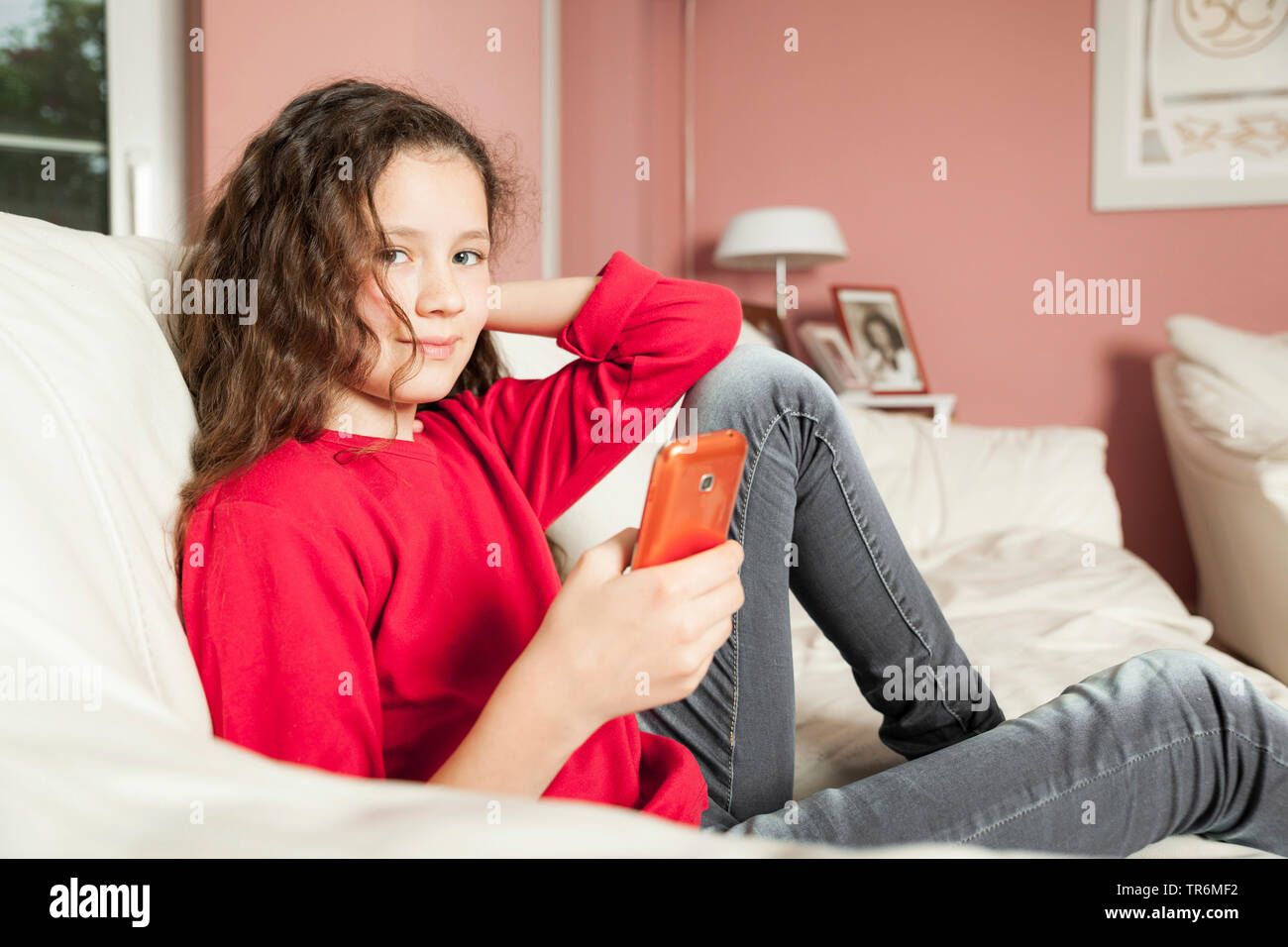 Teenage girls calling on mobile -Fotos und -Bildmaterial in hoher ...