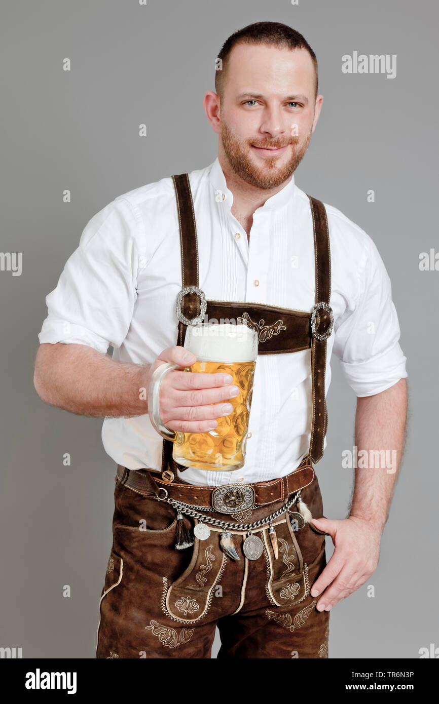 Traditionelle bayerische Mann trinken Mass Bier, Deutschland, Bayern ...