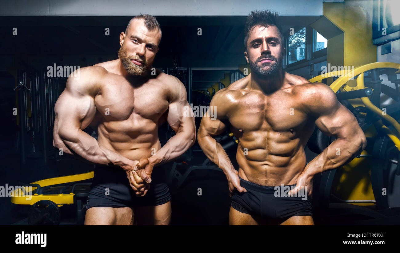 Zwei männlichen Bodybuilder in der Turnhalle Posing, Deutschland ...