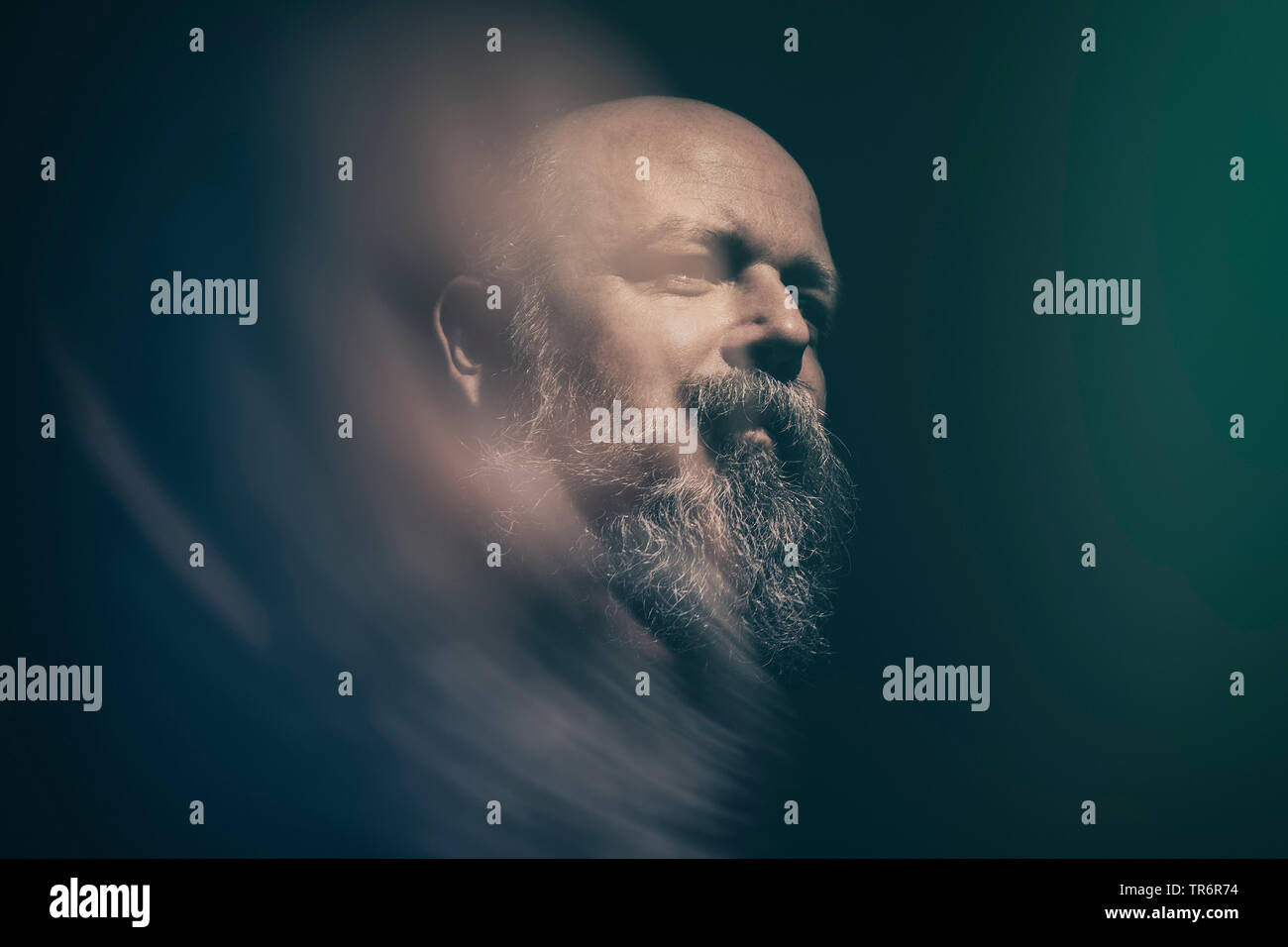 älterer mann grauer bart lang -Fotos und -Bildmaterial in hoher ...