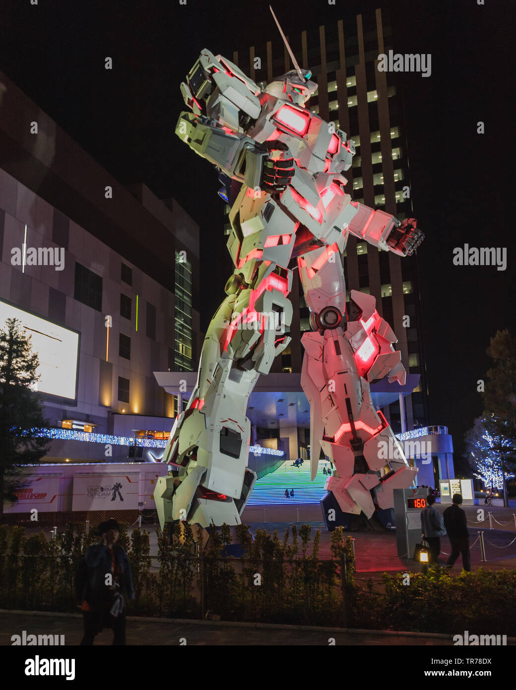 Gigantische Statue von einem Cyborg von einem japanischen Anime Serie ...