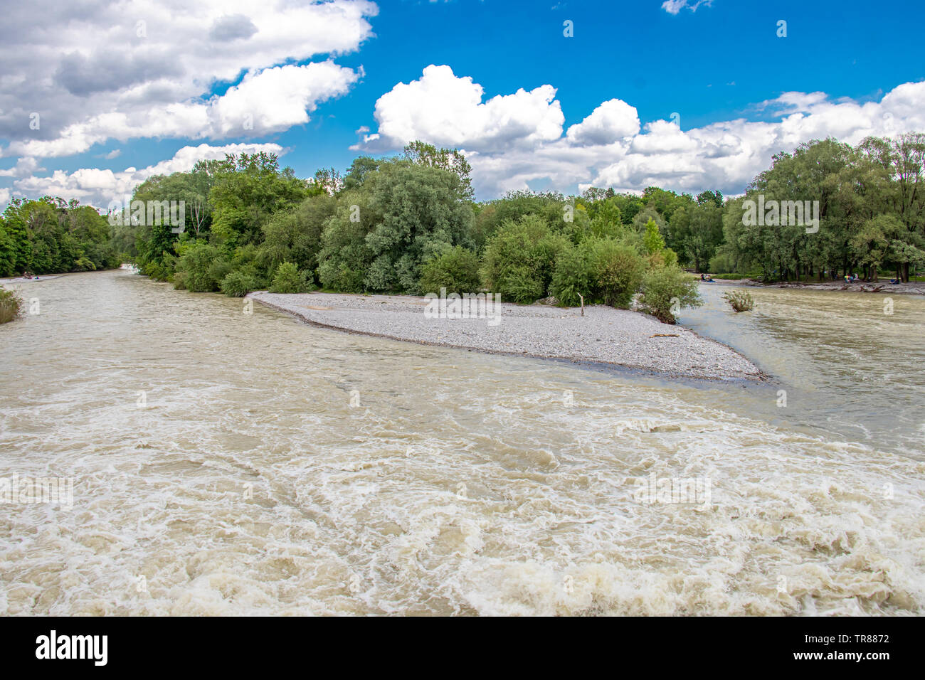 Flut Flut in Isar mit Insel namens Flaucher, München Deutschland ...