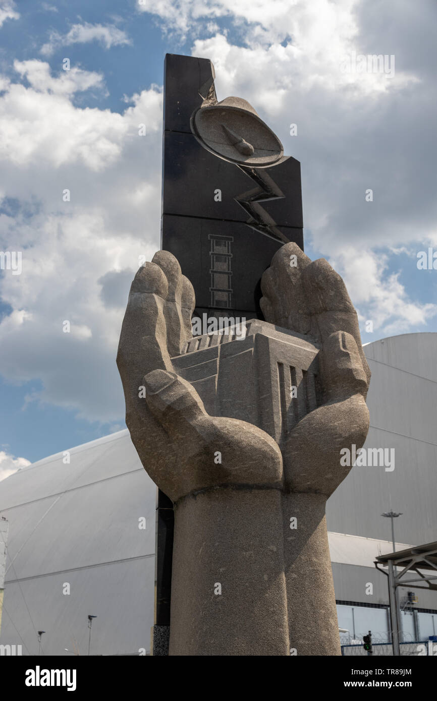 Denkmal für die Opfer von Tschernobyl im Kernkraftwerk Tschernobyl ...