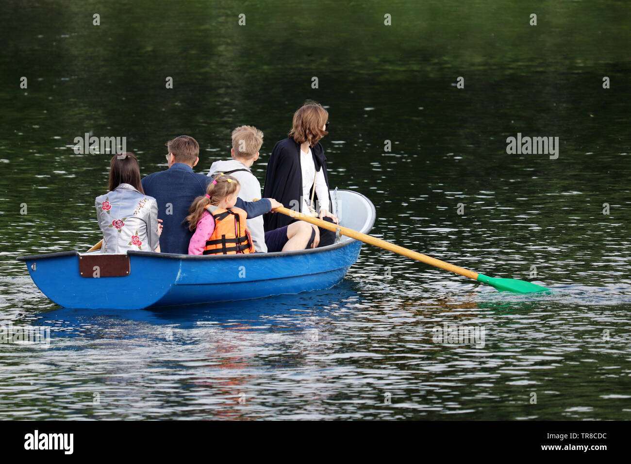 Kinder, Die Ein Boot Rudern Stockfotos und -bilder Kaufen - Alamy