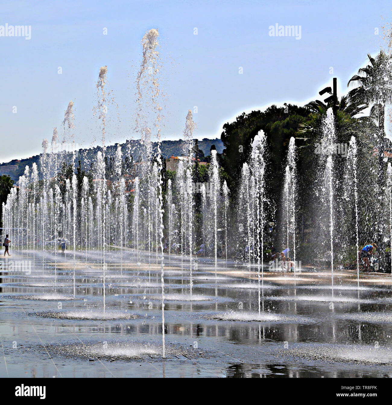 Promenade du Paillon in Nizza, Frankreich, und der Brunnen im Sommer ...