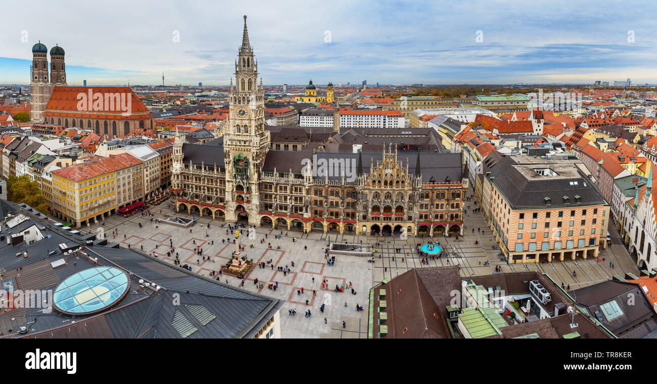Antenne Stadtbild von München historische Zentrum mit Neuen Rathaus am ...