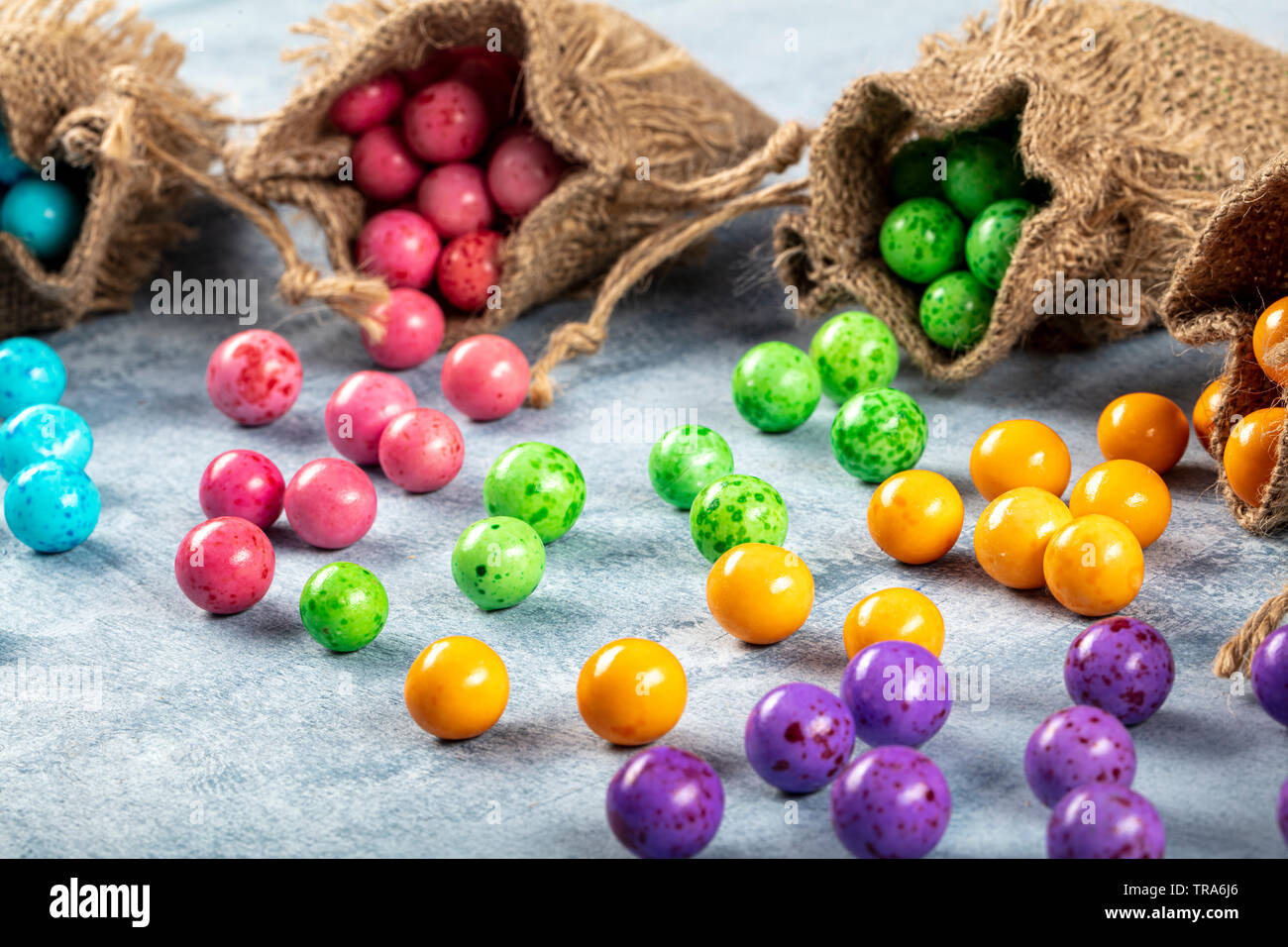 Geröstete Kichererbsen in Schokolade, Obst Sauce. bunten Bonbons ...