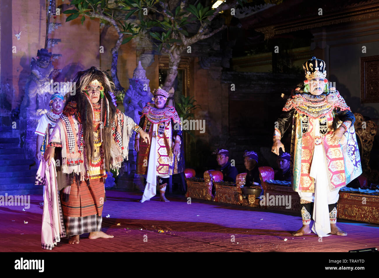 Ubud, Bali, Indonesien. 24. Mai, 2019. Riesige Monster Rangda und Weiß ...