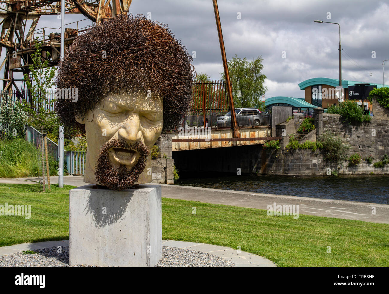 Vera Klute der Statue von Luke Kelly in der Sheriff Street Dublin ...