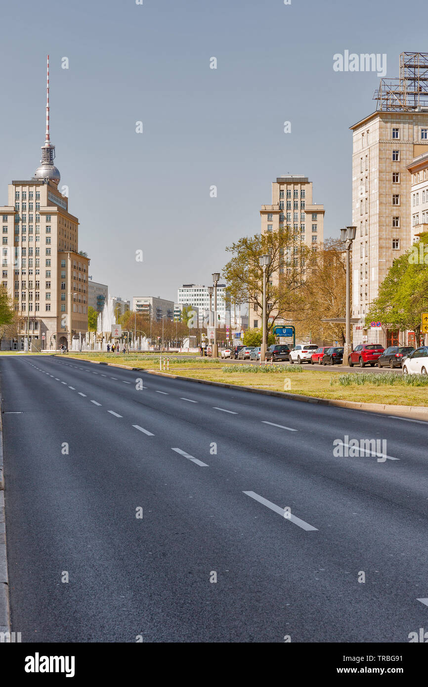 BERLIN, DEUTSCHLAND - 18 April 2019: Strausberger Platz und Karl Marx ...