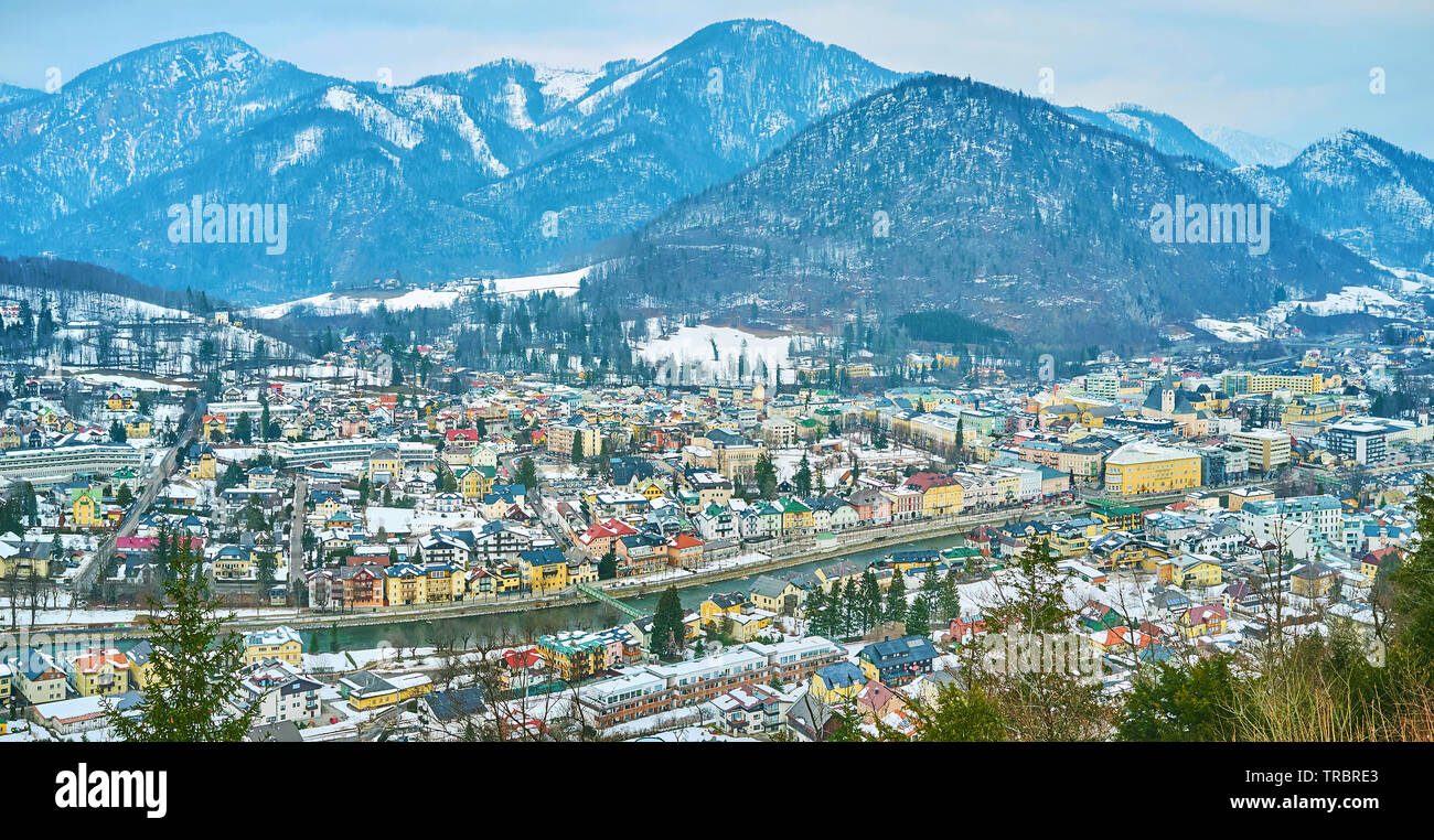 Die Antenne Stadtbild von Bad Ischl und riesige Alpine Mountain Range ...