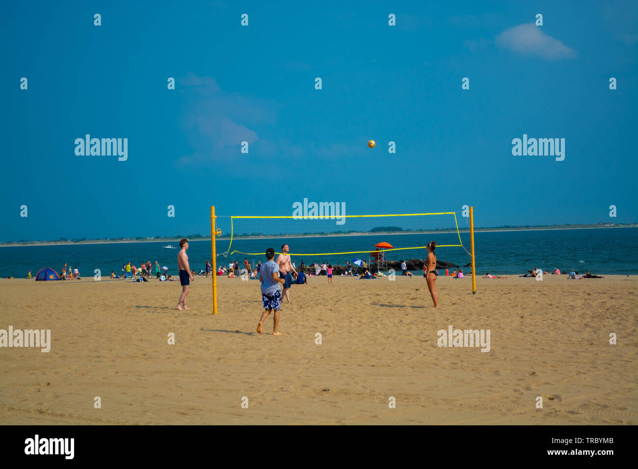 Women Play Beach Volleyball In Stockfotos und -bilder Kaufen - Alamy