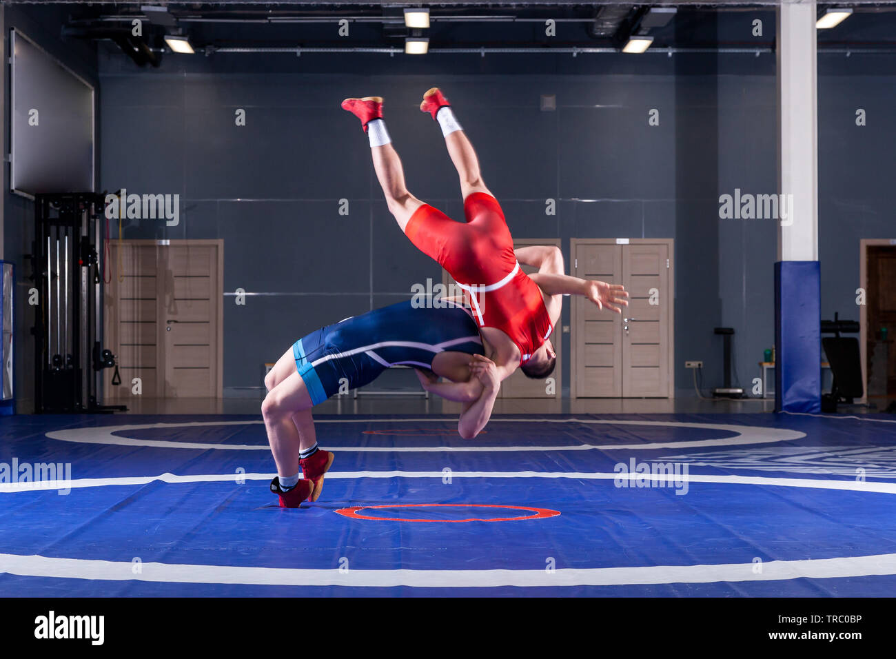 Greco roman youth wrestlers -Fotos und -Bildmaterial in hoher Auflösung ...