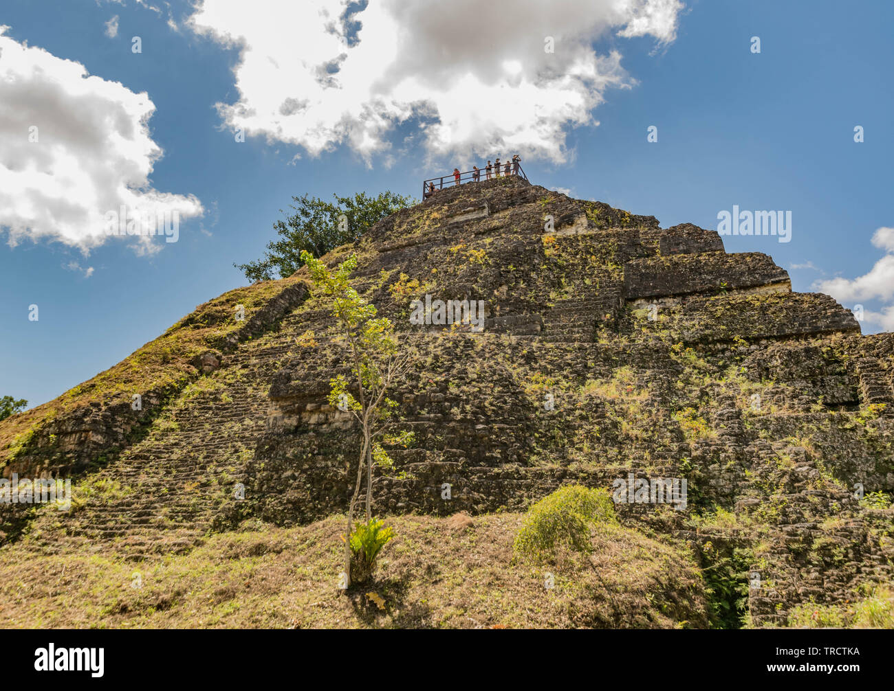 Alten Maya Pyramide mit Menschen standen an der Spitze, im Nationalpark ...