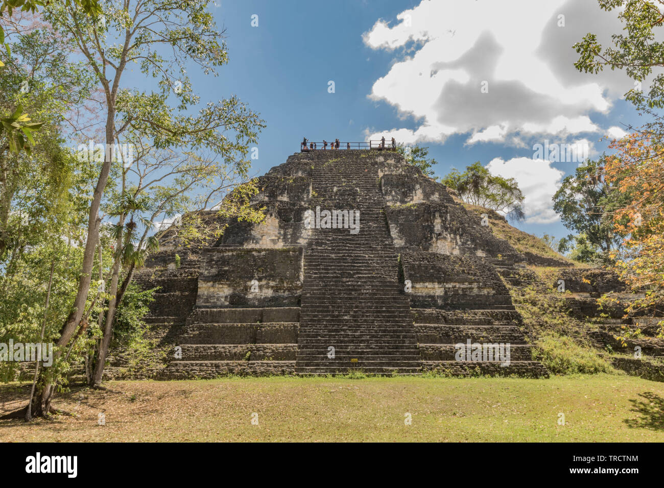 Alten Maya Pyramide mit Menschen standen an der Spitze, im Nationalpark ...