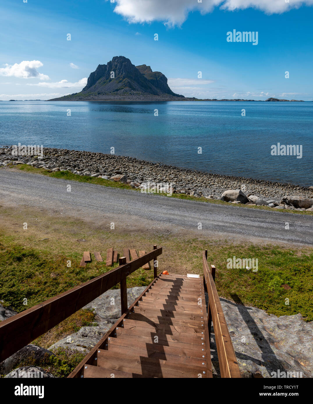 Neue Treppe Climbing Mount Gullsvagfjellet, Vega Island, Norwegen ...