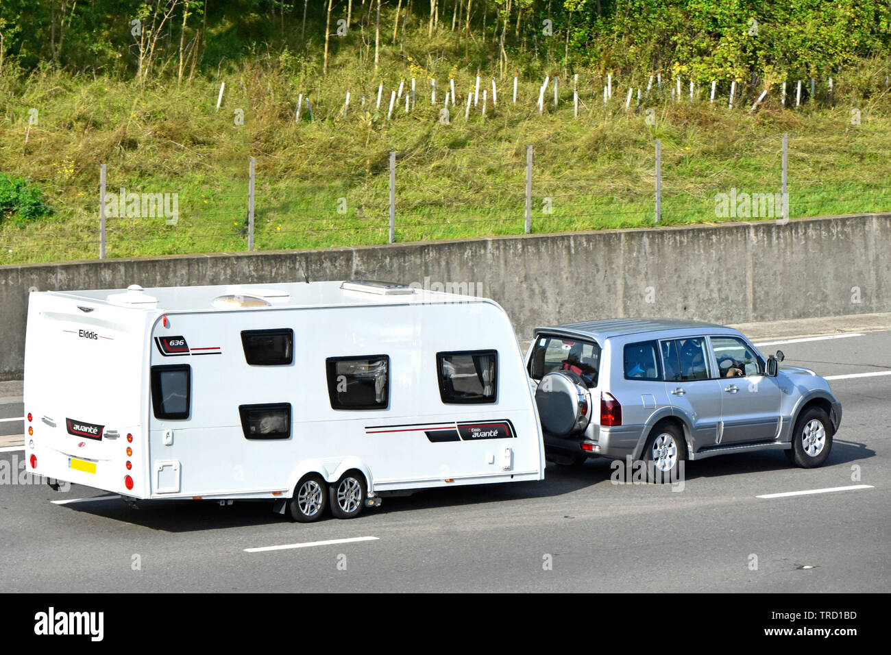 Seite Ansicht von oben der geladenen SUV-Familie Auto abschleppen eines ...