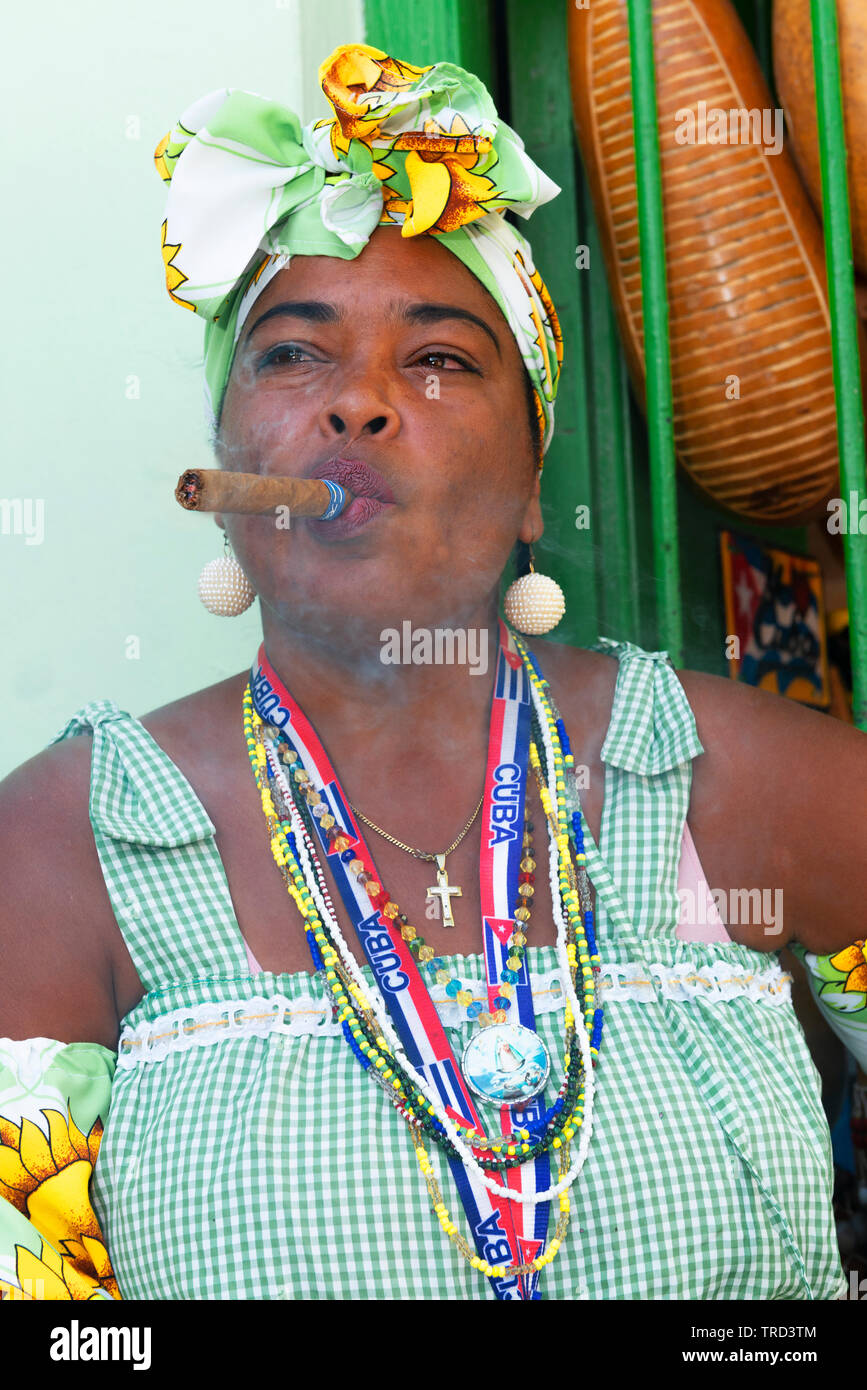 Traditional Cuban Women Stockfotos und -bilder Kaufen - Alamy