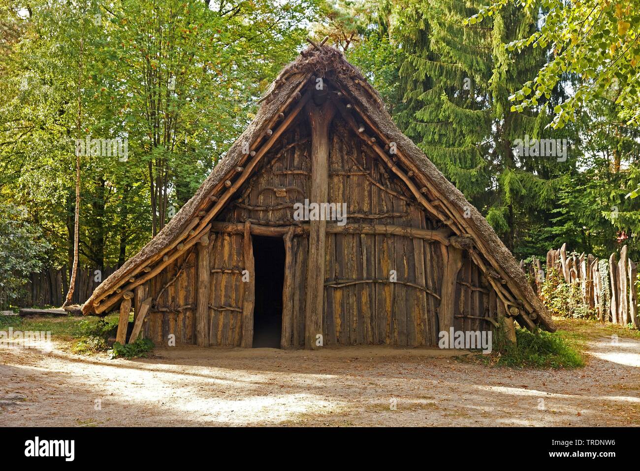 Steinzeit haus -Fotos und -Bildmaterial in hoher Auflösung – Alamy