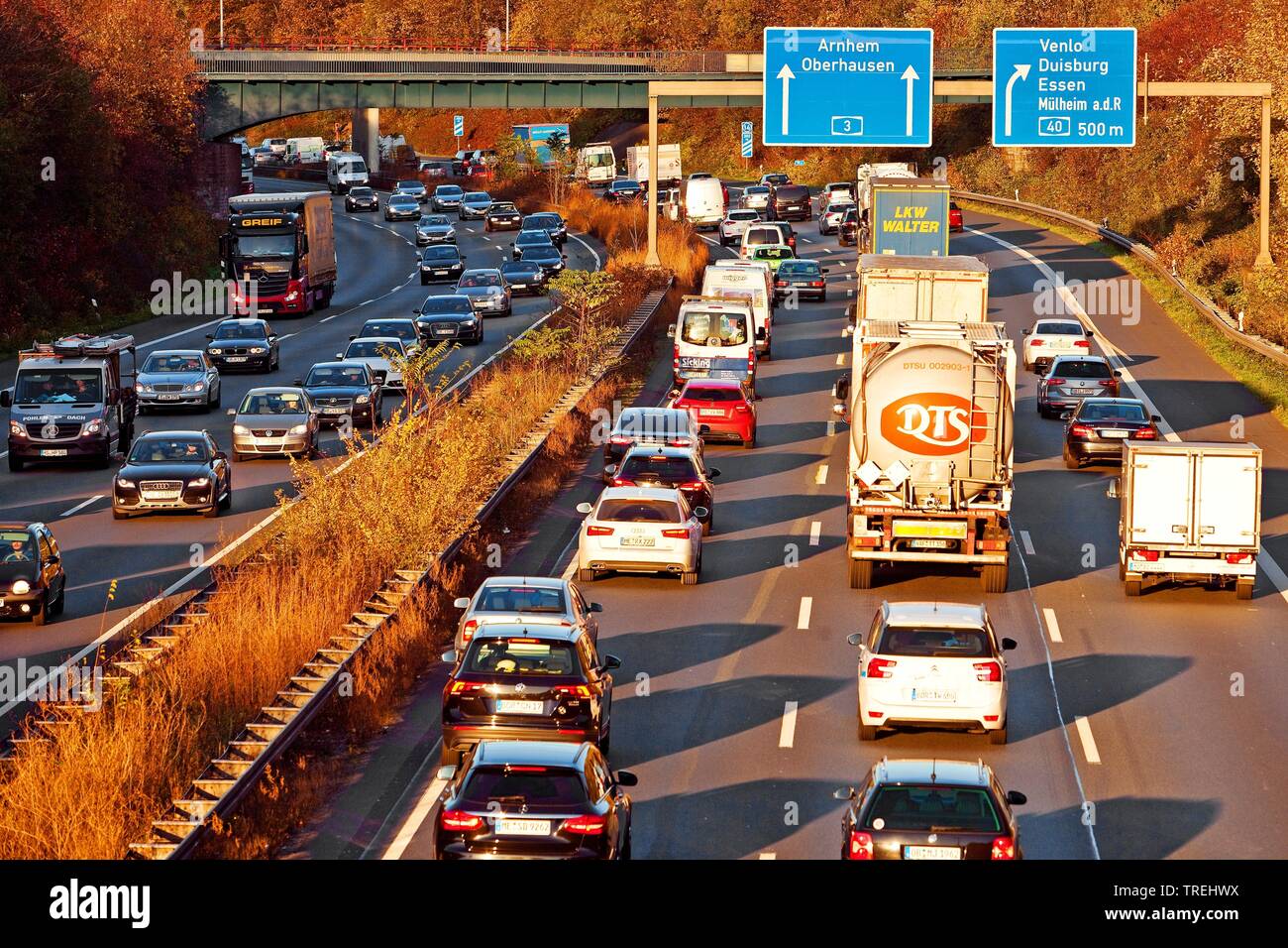 Viel Verkehr auf der Autobahn A3, Deutschland, Nordrhein-Westfalen ...