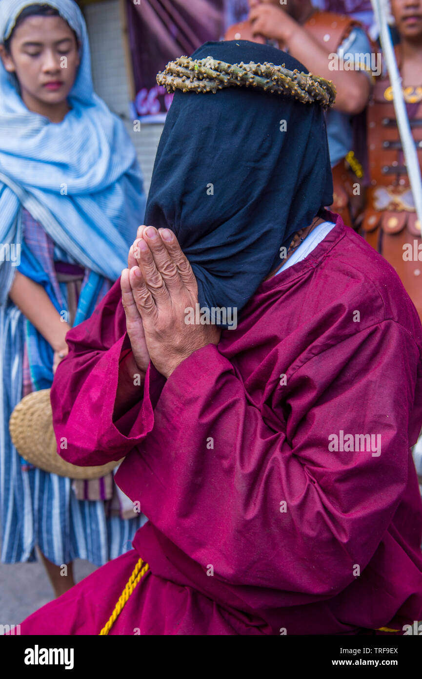 Filippino Teilnehmer an einer Karfreitag Kreuzigung Re-enactment in Pampanga auf den Philippinen ...