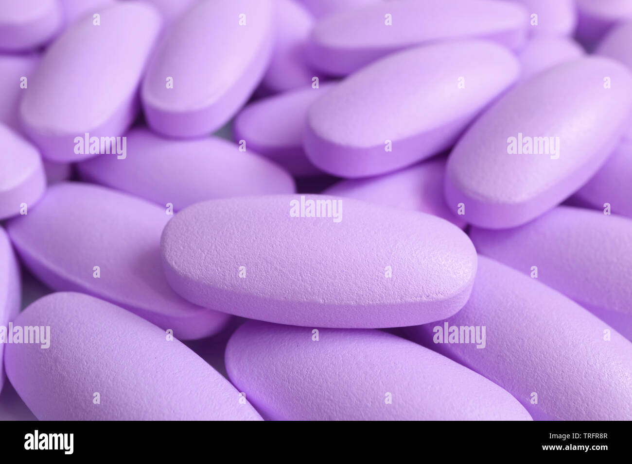 Lila pille -Fotos und -Bildmaterial in hoher Auflösung – Alamy