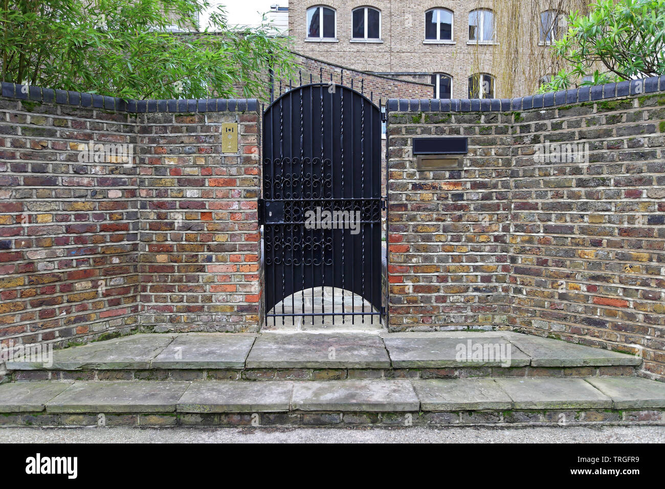 Black metal gate -Fotos und -Bildmaterial in hoher Auflösung – Alamy
