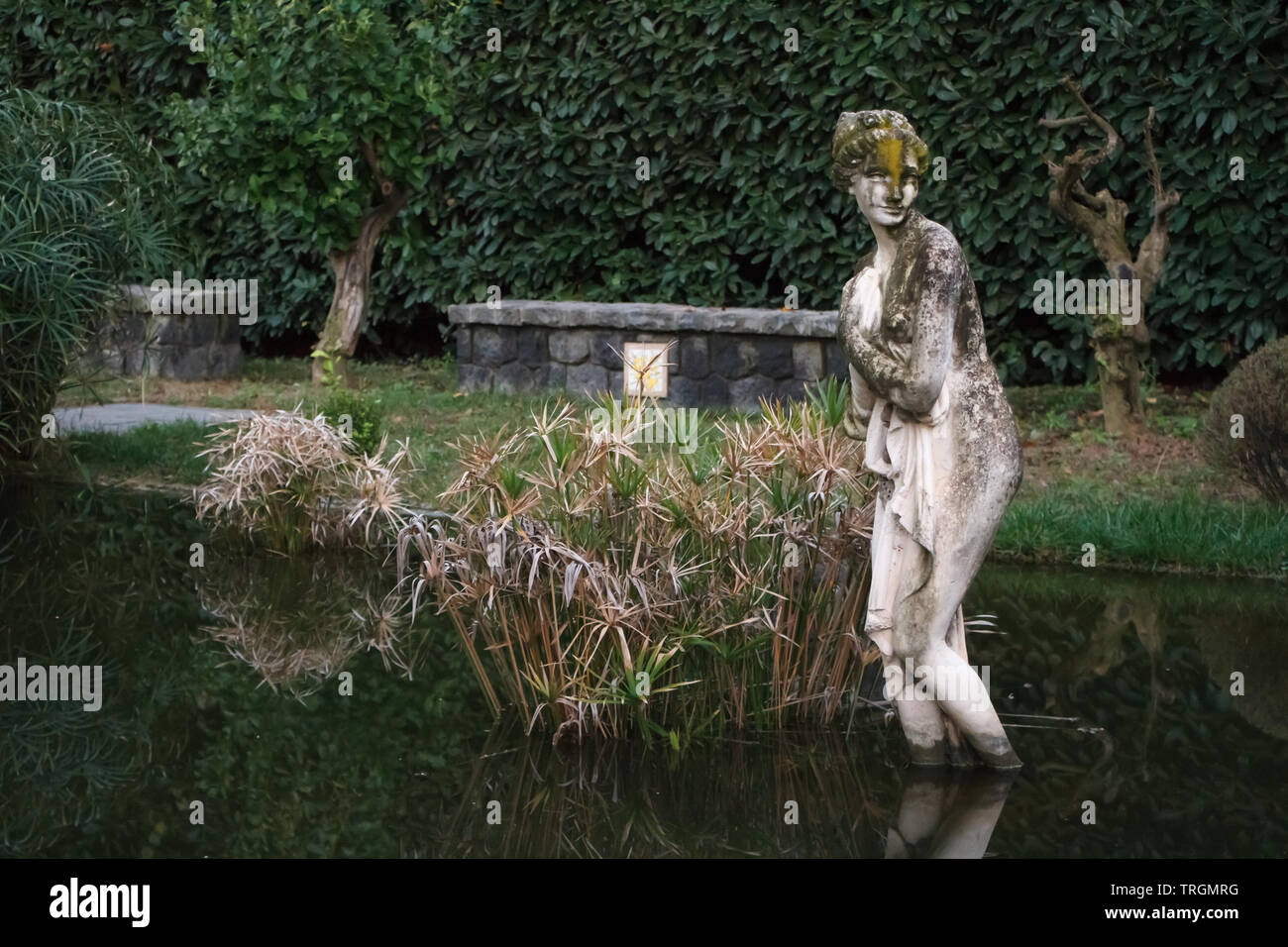 Marmor statue von einem Badegast in einem verlassenen Park in Italien ...