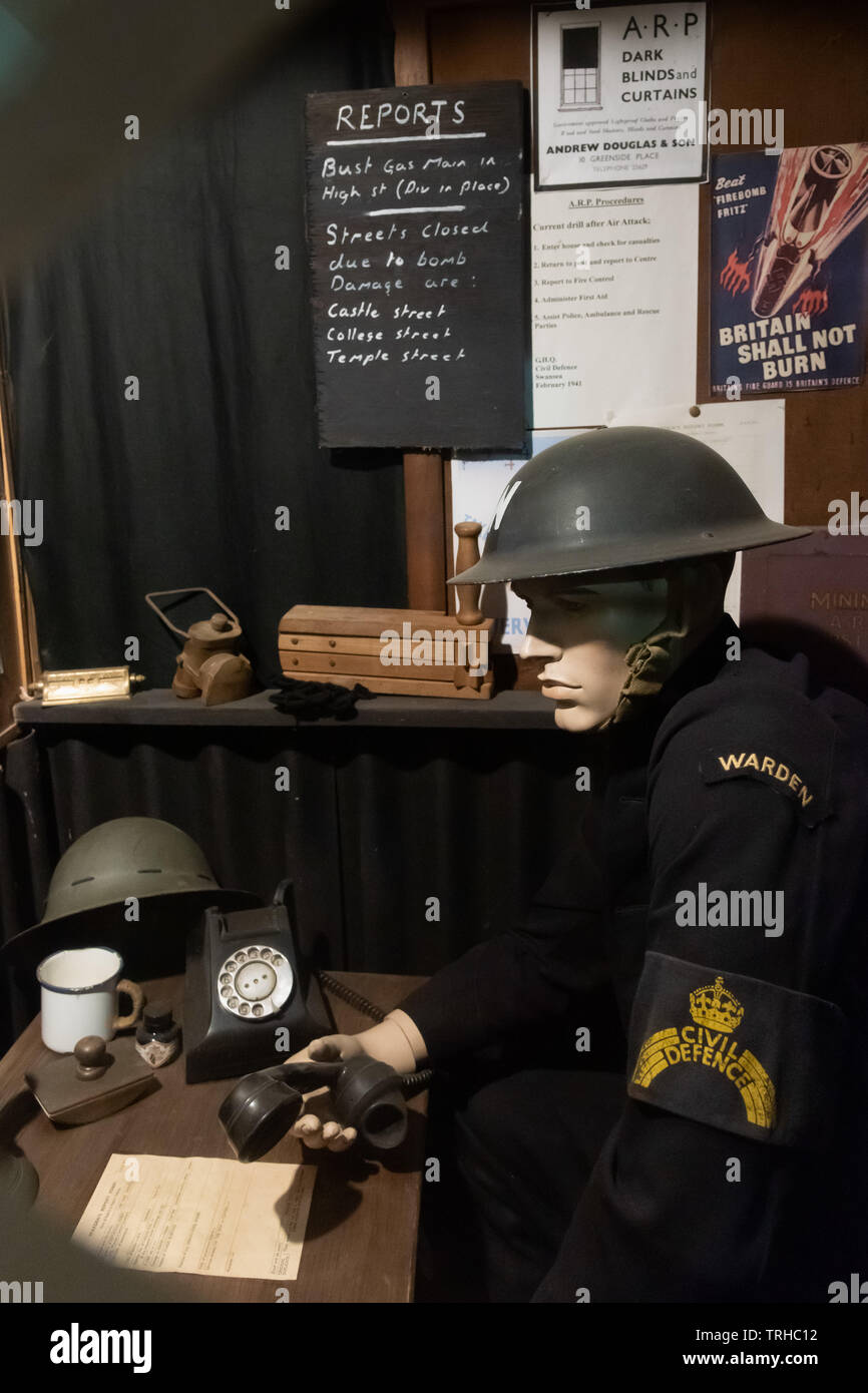 Ww2 air raid warden -Fotos und -Bildmaterial in hoher Auflösung – Alamy