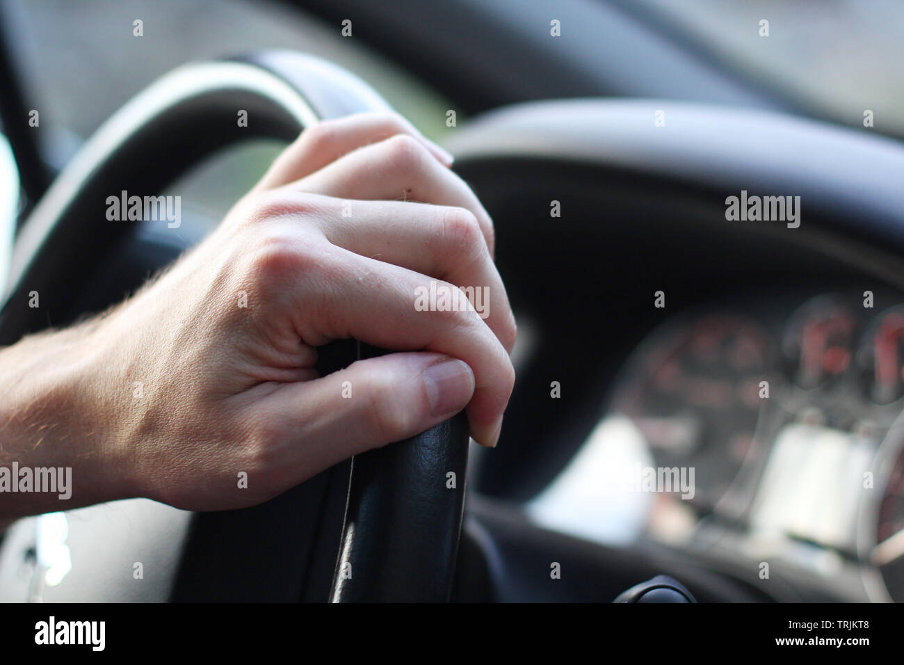 Die Hand des Fahrers auf das Lenkrad eines Autos Stockfotografie - Alamy